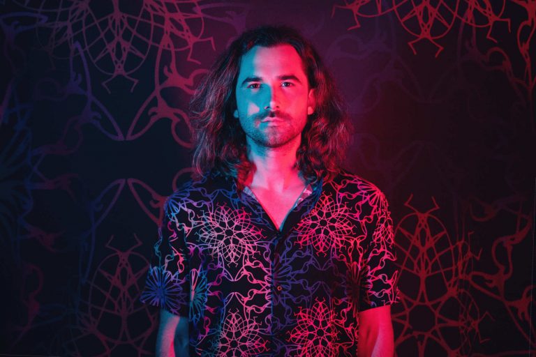ZAC apresenta remix de "Satellite" da banda escocesa Unkle Bob ...